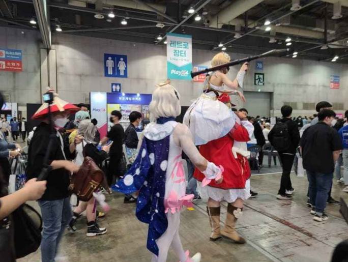 Chad Paimon e a Lumine com a próxima arma 5 estrelas do jogo kkkkkkkk ...