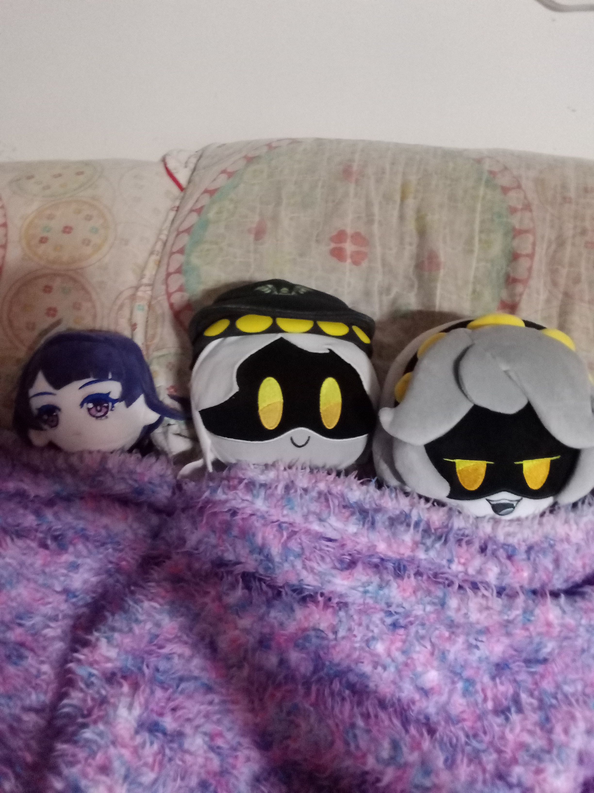 Raiden Shogun with two Murder Drone plushies in the bed Genshin Impact ...