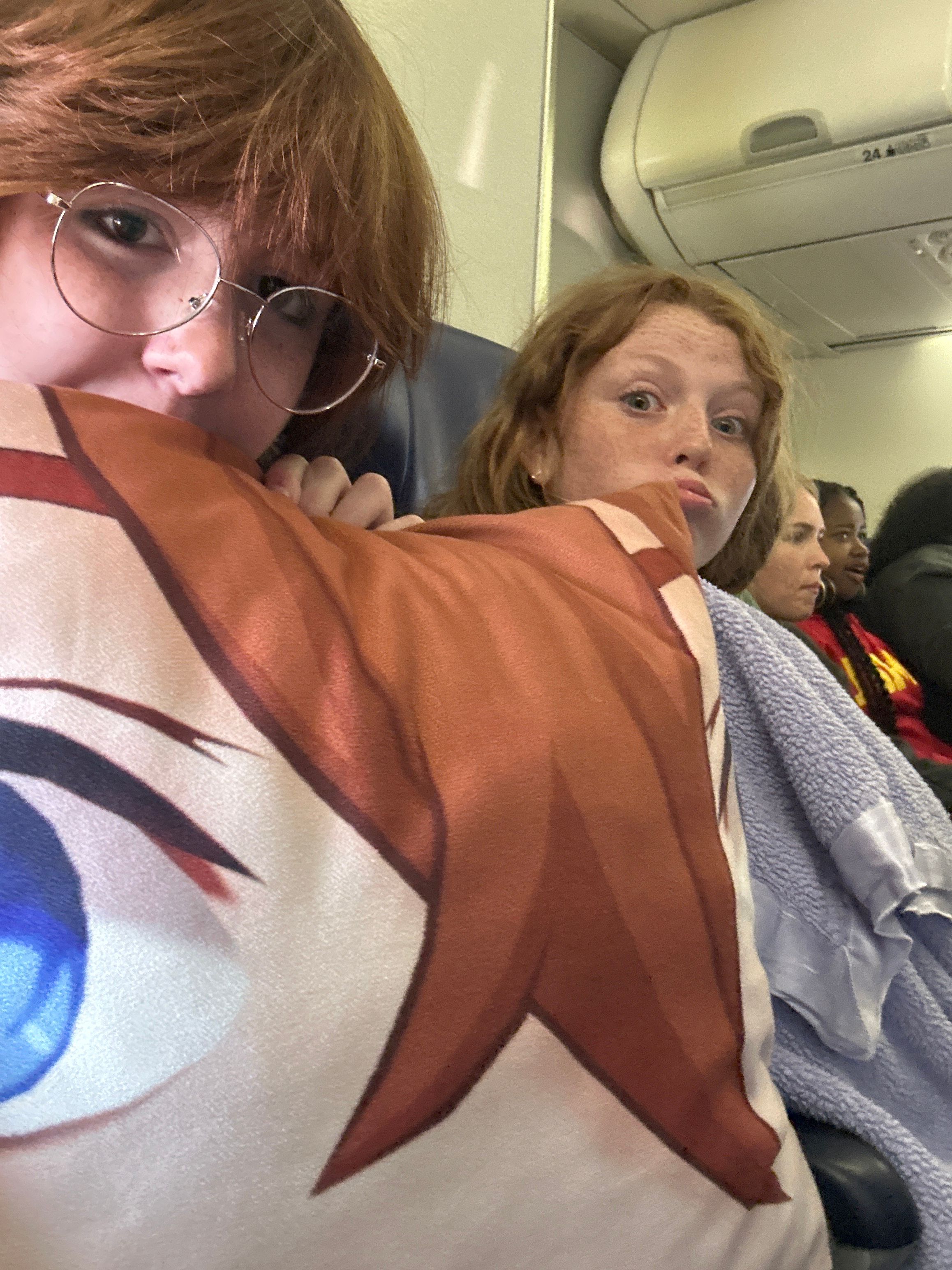 Brought my childe pillow with me to the airport/airplane Genshin Impact ...