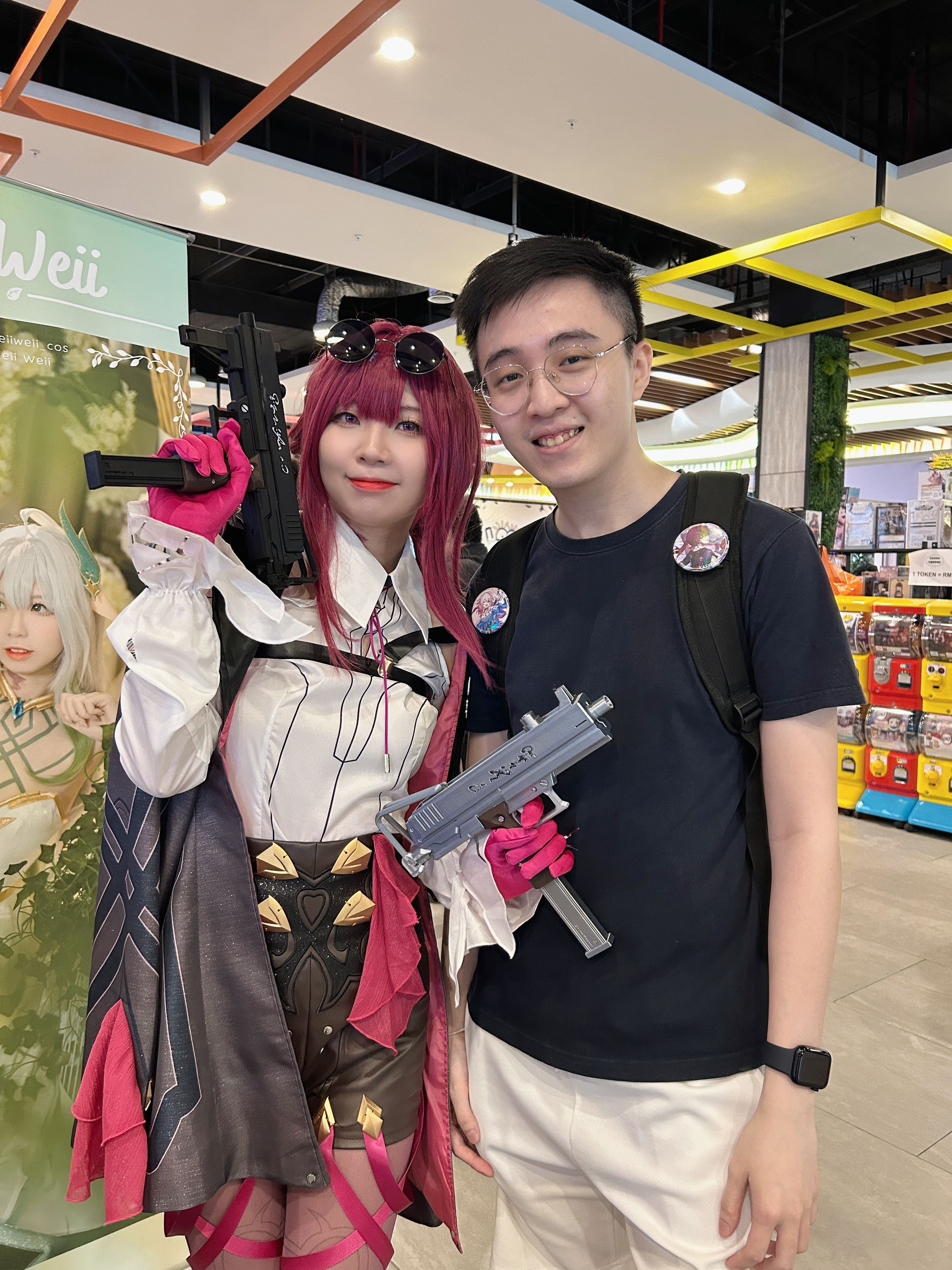 I took pic with a Kafka Cosplayer Honkai: Star Rail | HoYoLAB