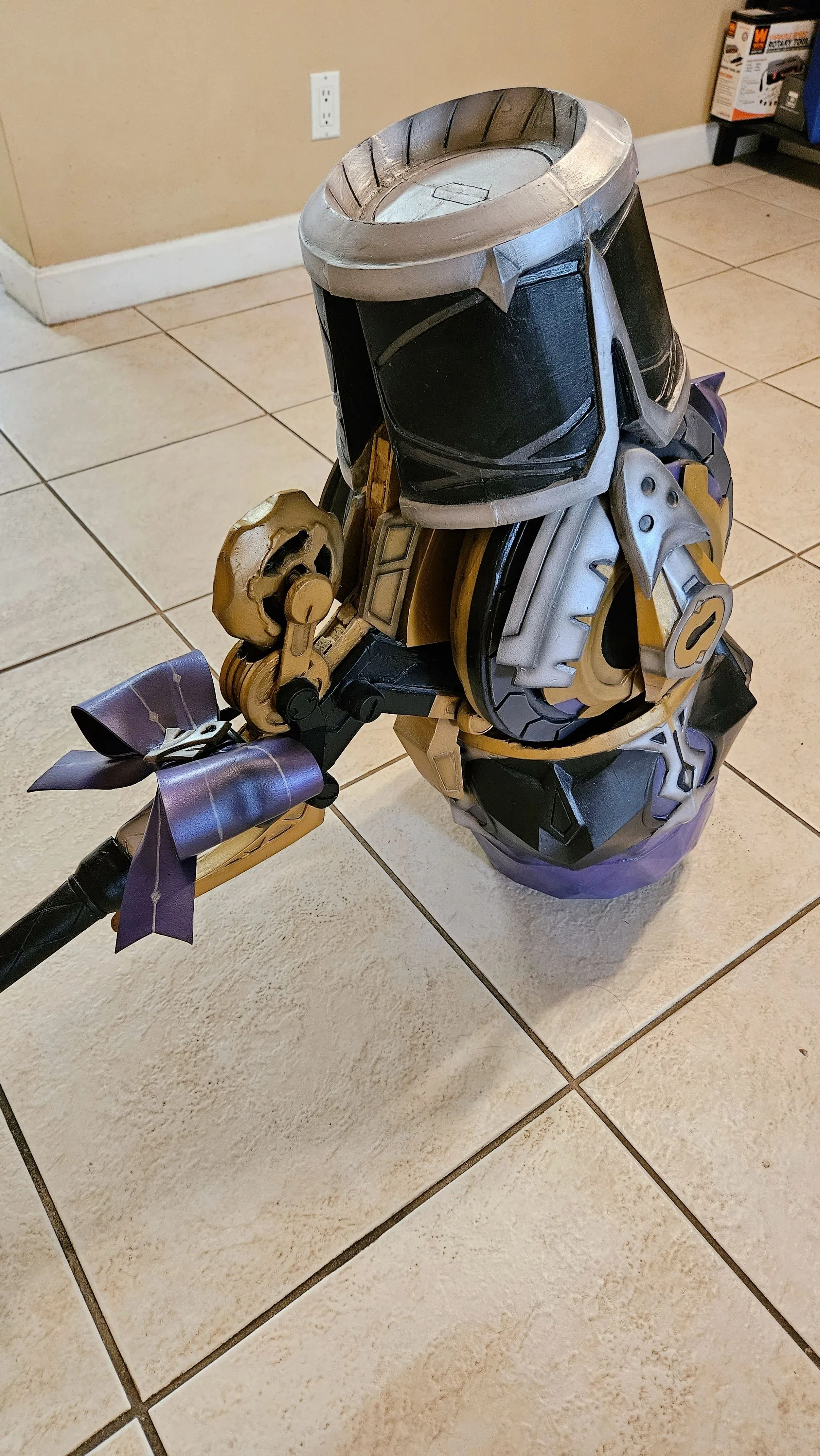 I made Herta's hammer, complete with spinning gears for maximum kuru ...