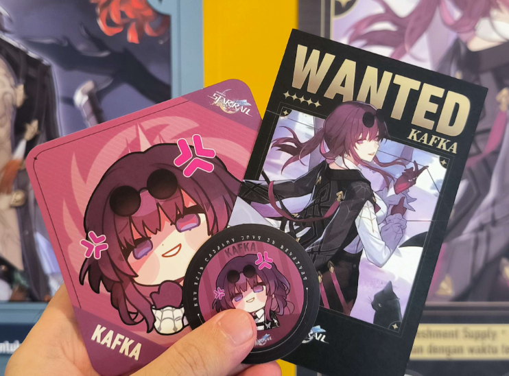 Finally got my 1st HSR merch. So happy it's Kafka :D Honkai: Star Rail ...