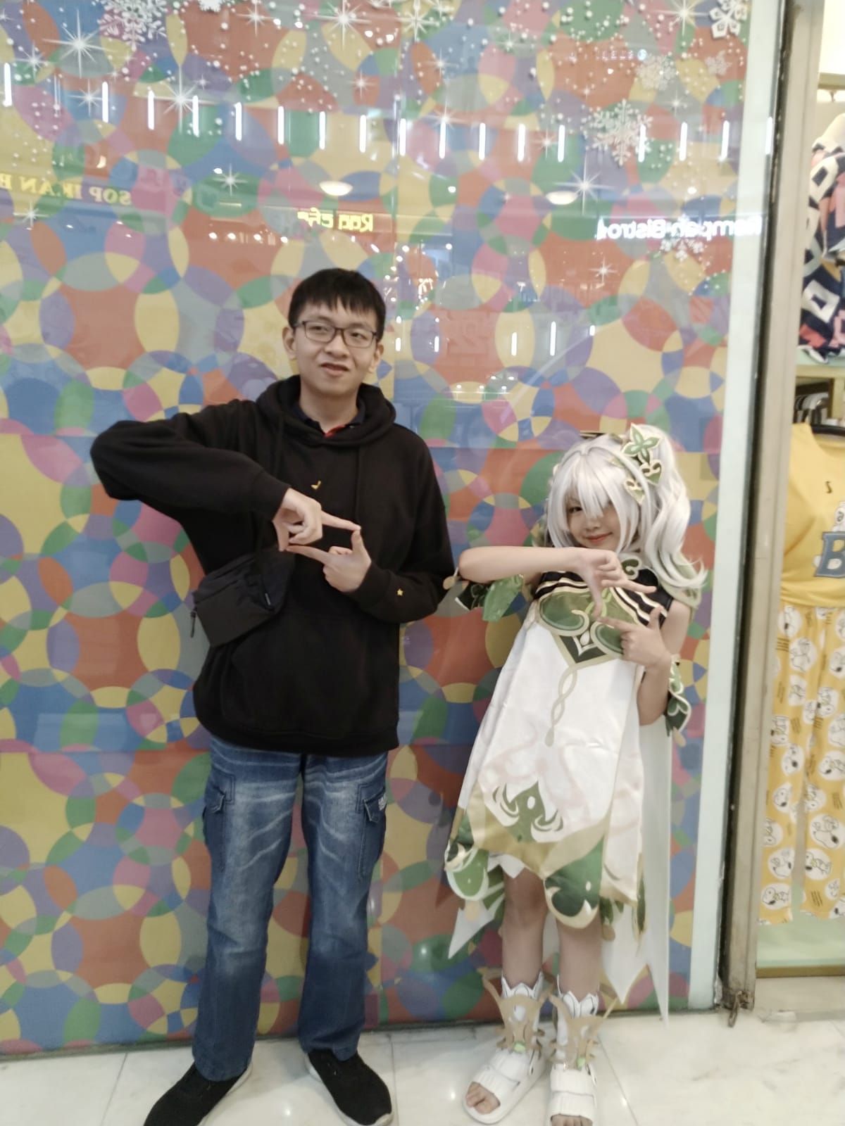 Guys kemarin gua pergi ke mall Artha gading ada cosplayer genshin ...