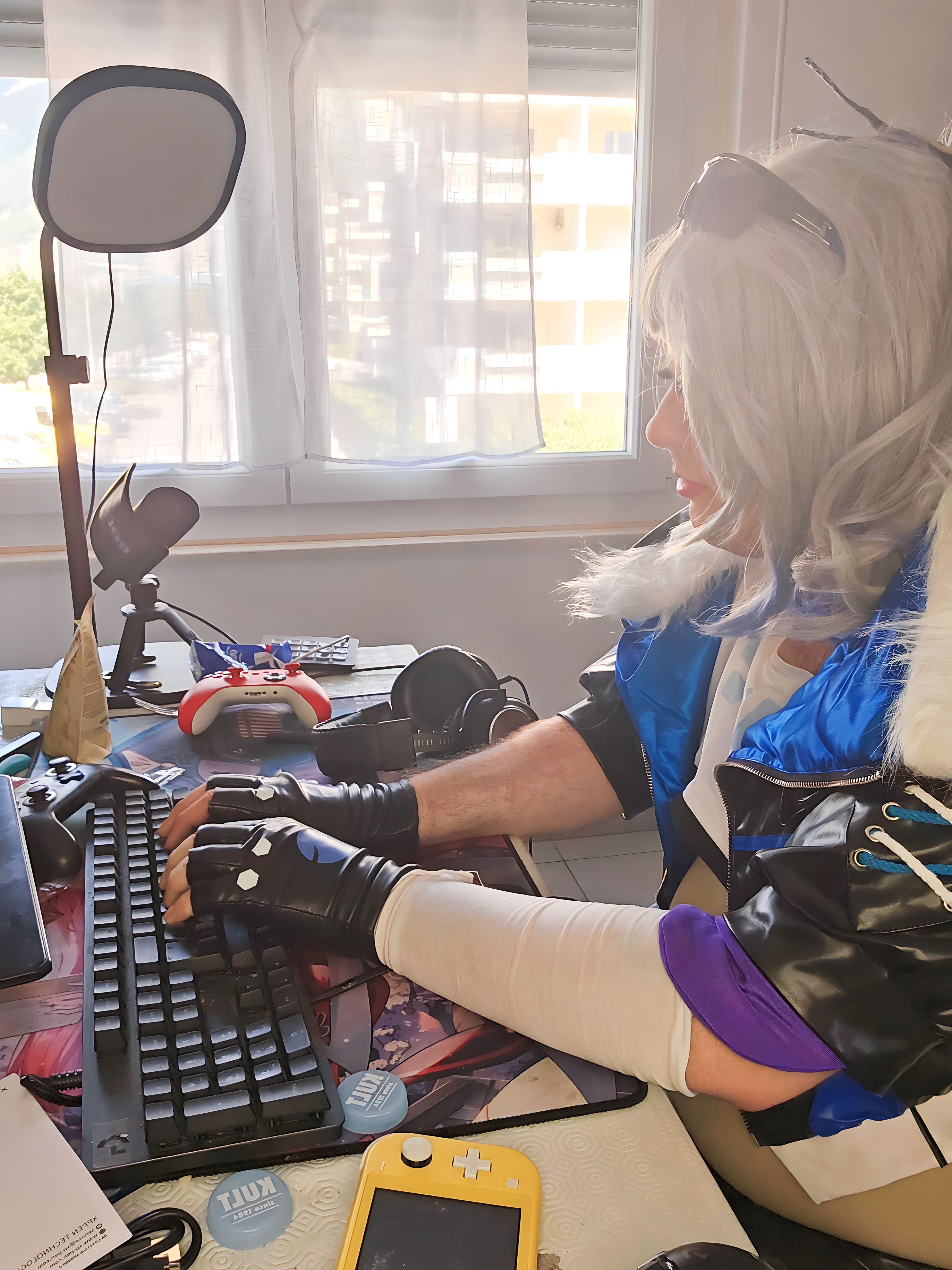 silver wolf prête a hacker ou jouer a des jeix de rythme Honkai: Star ...