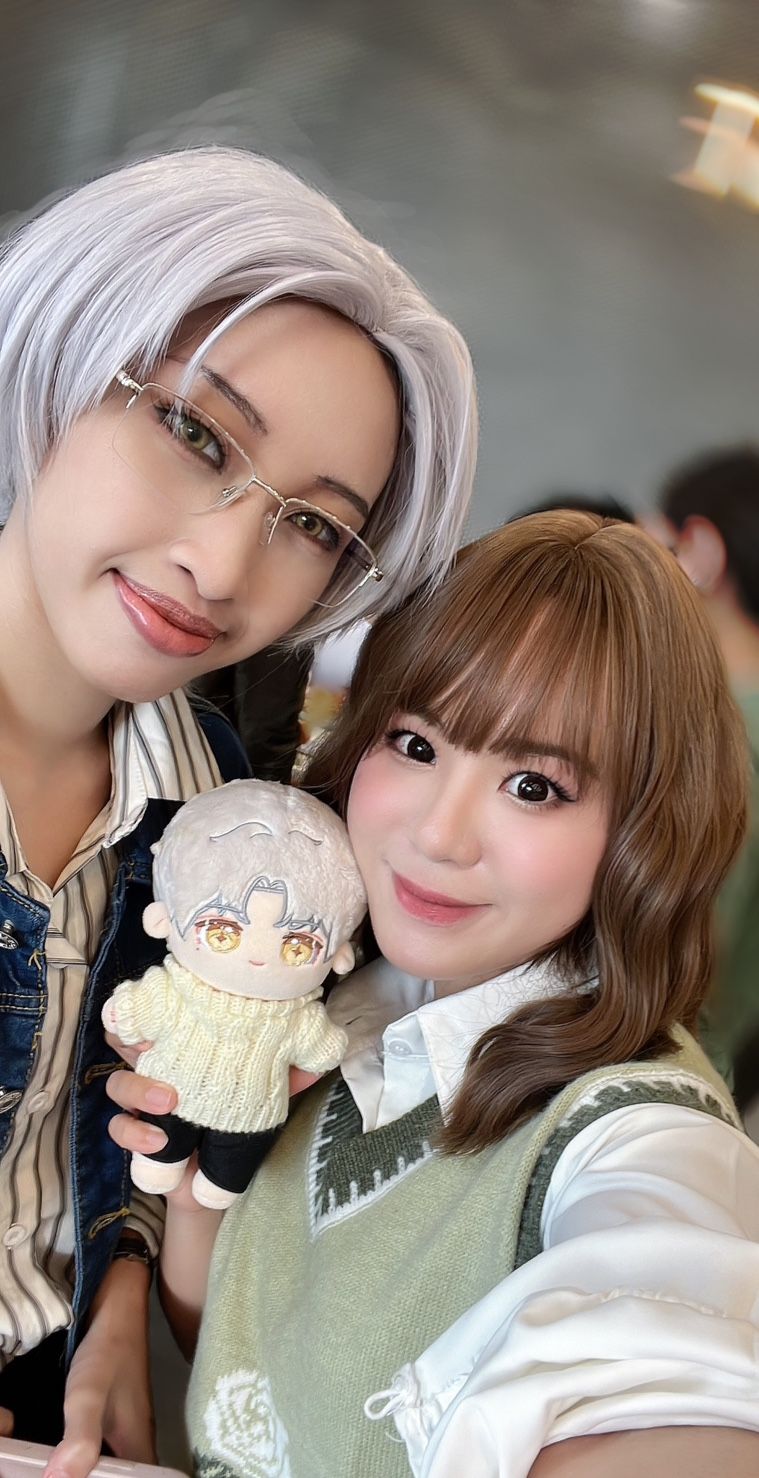 Selfie with Vyn cosplayer Tears of Themis | HoYoLAB