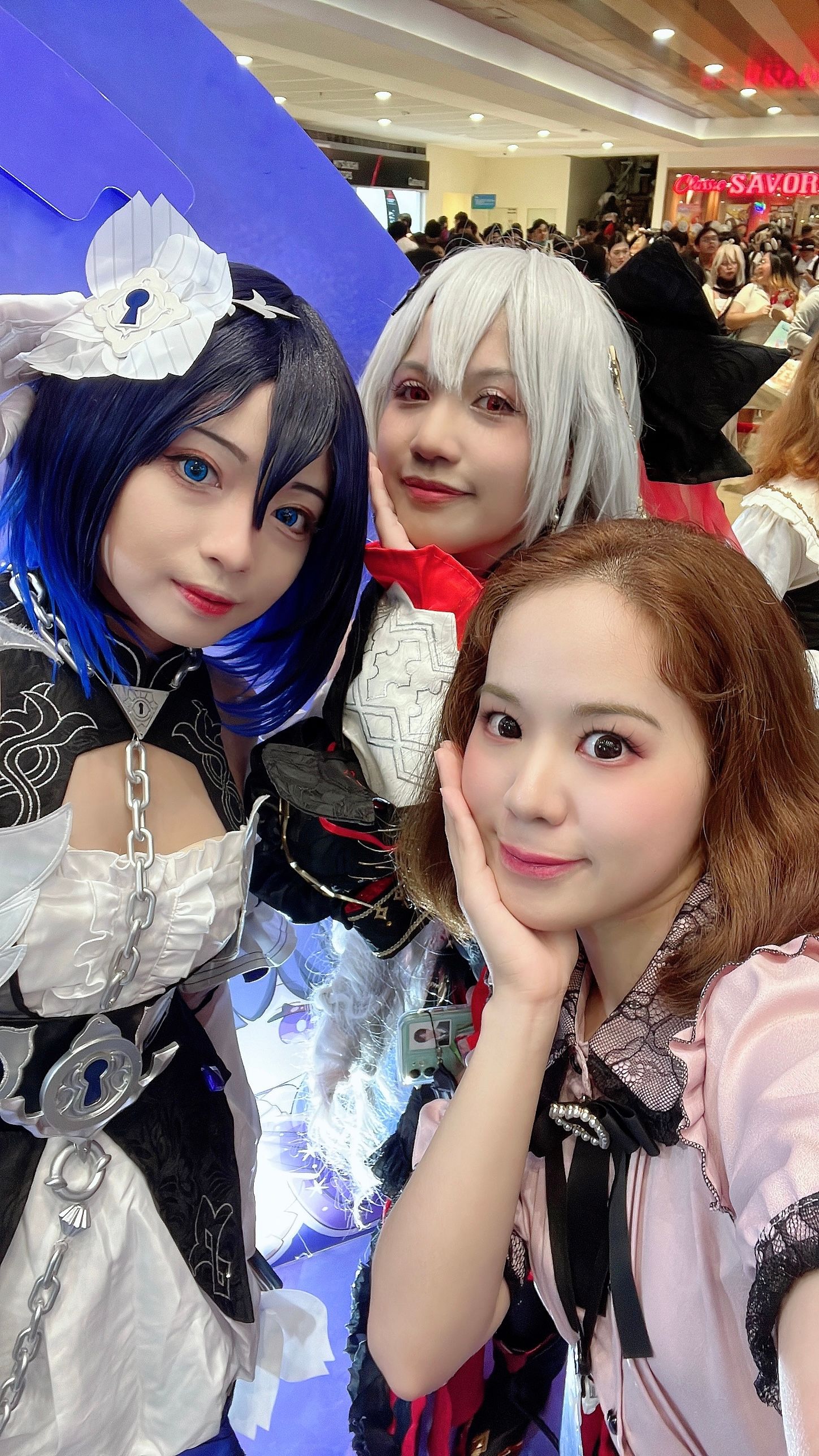 Selfie with very pretty Seele and Luna cosers Honkai Impact 3rd | HoYoLAB