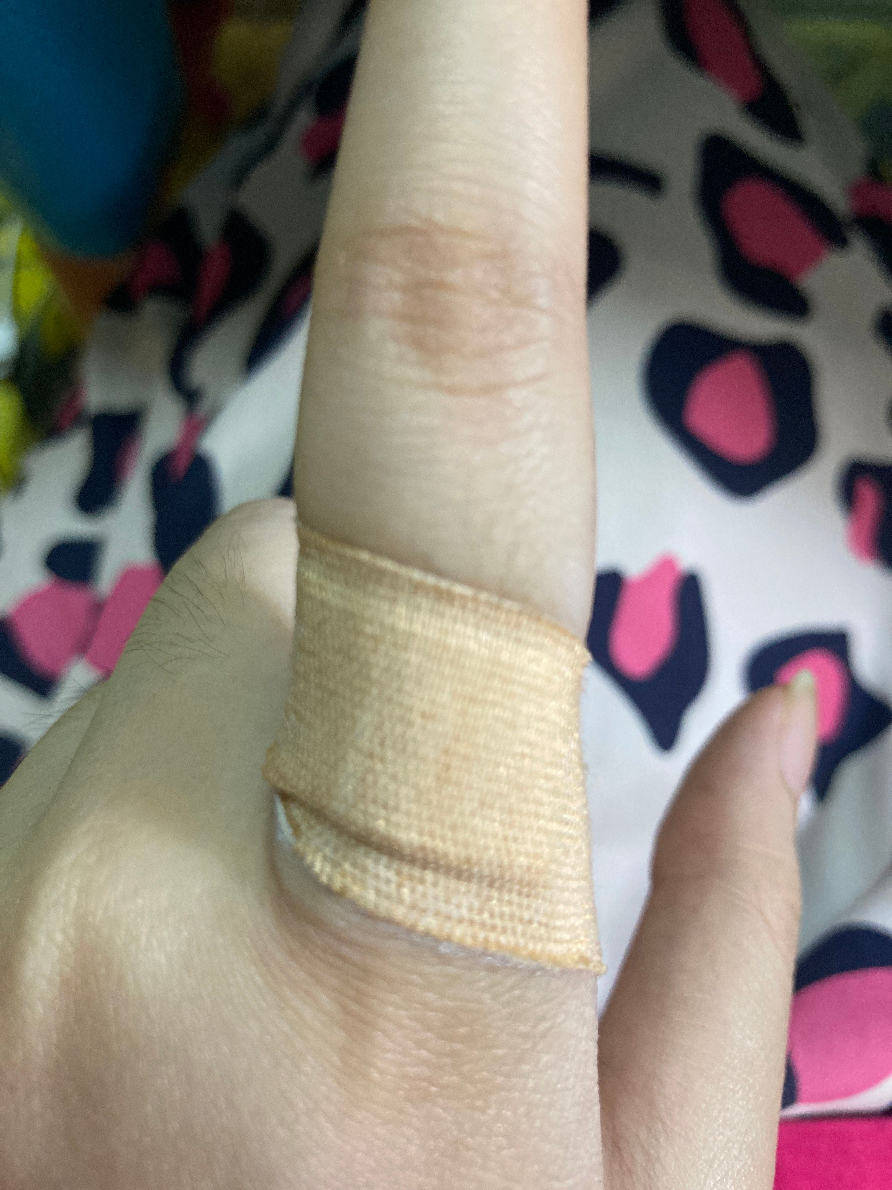 Guess who got their pointer finger smashed in between their own bed ...