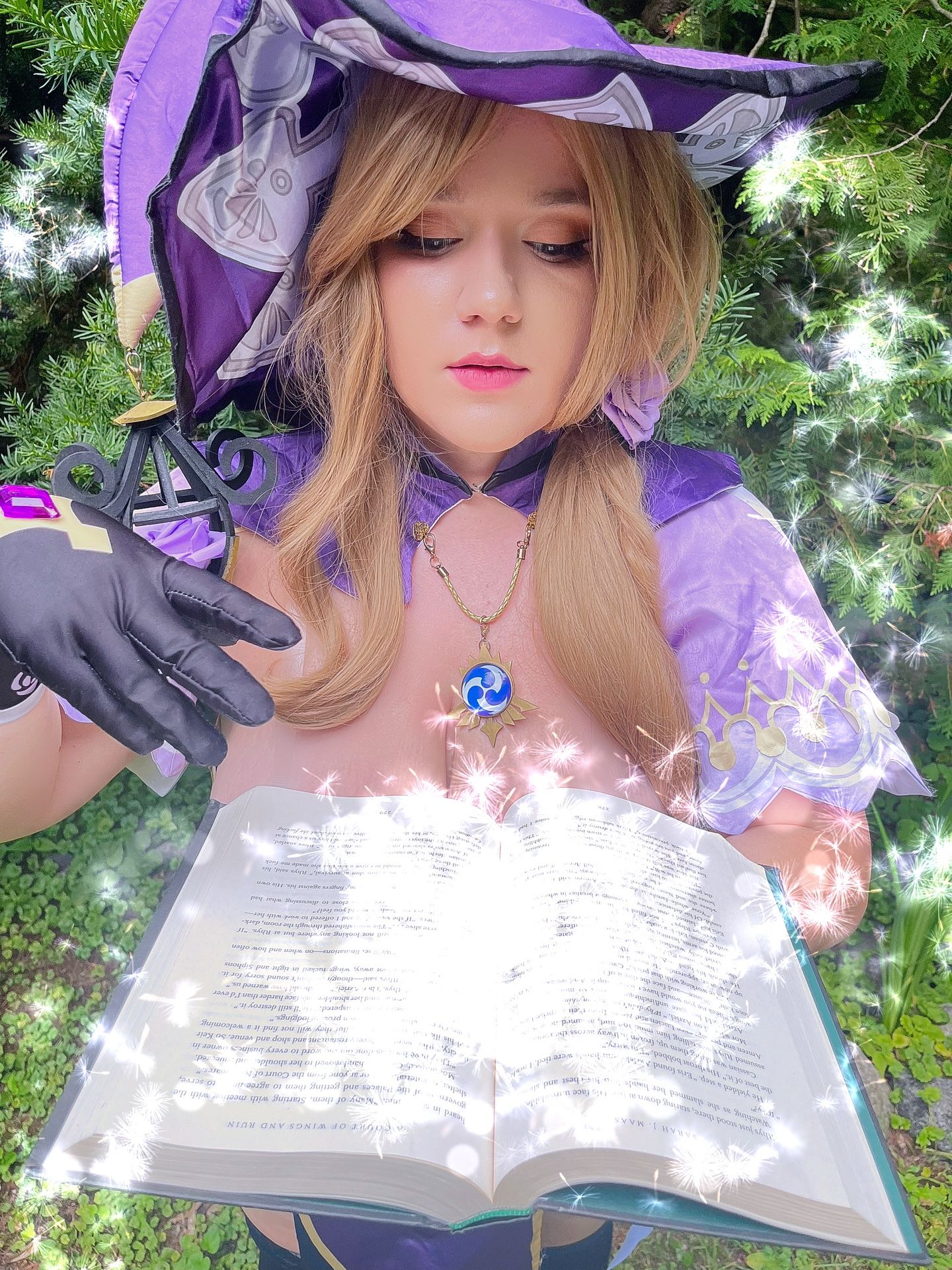 Lisa Reading An Interesting Novel?🤭 Genshin Impact | HoYoLAB