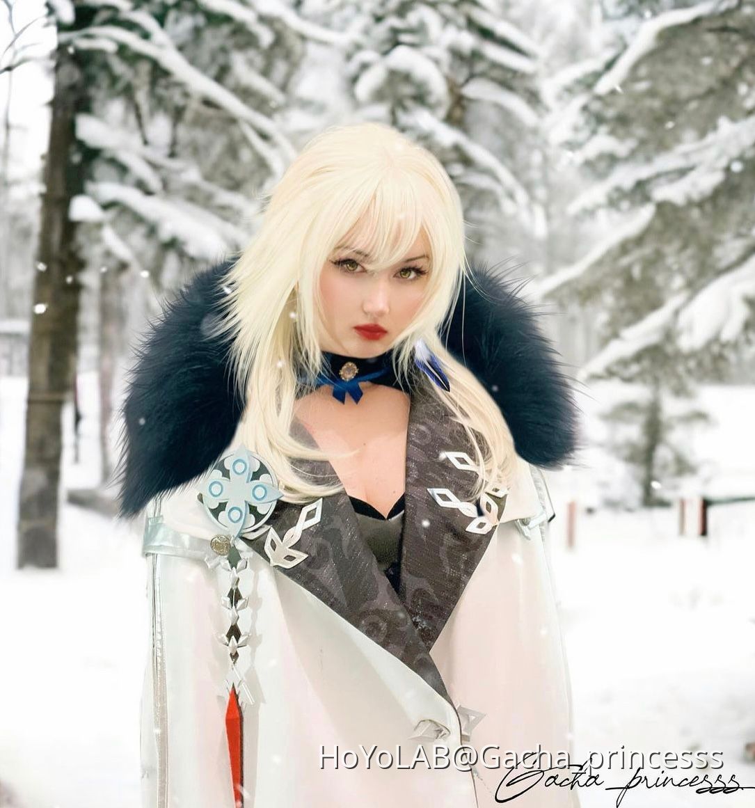 Lumine in Childe’s coat Cosplay Genshin Impact | HoYoLAB