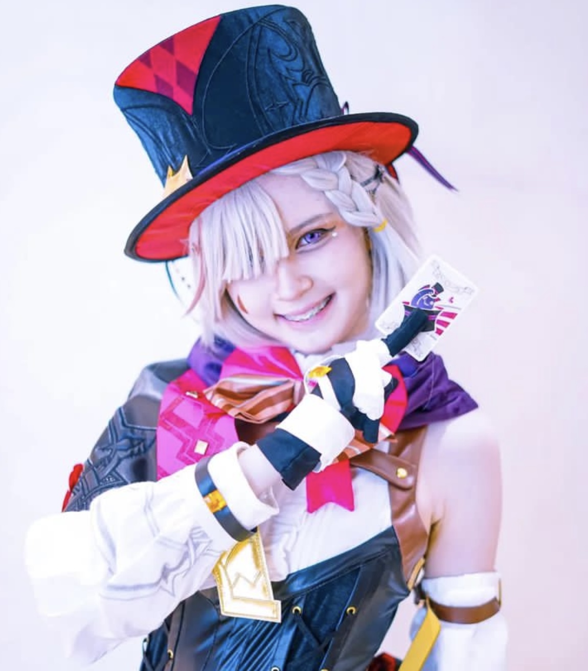 Some more Lyney cosplay pics! Genshin Impact | HoYoLAB