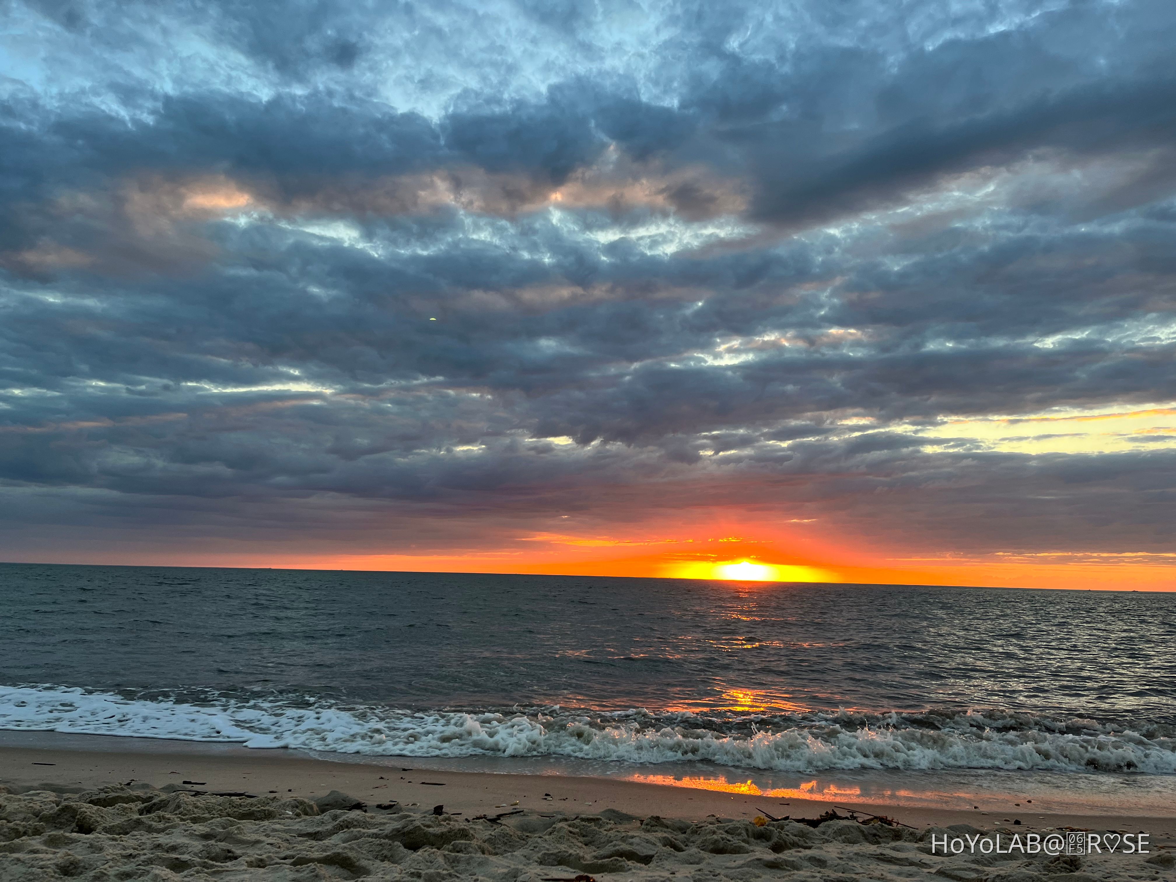 Currently at the beach and got to catch the sunset | HoYoLAB