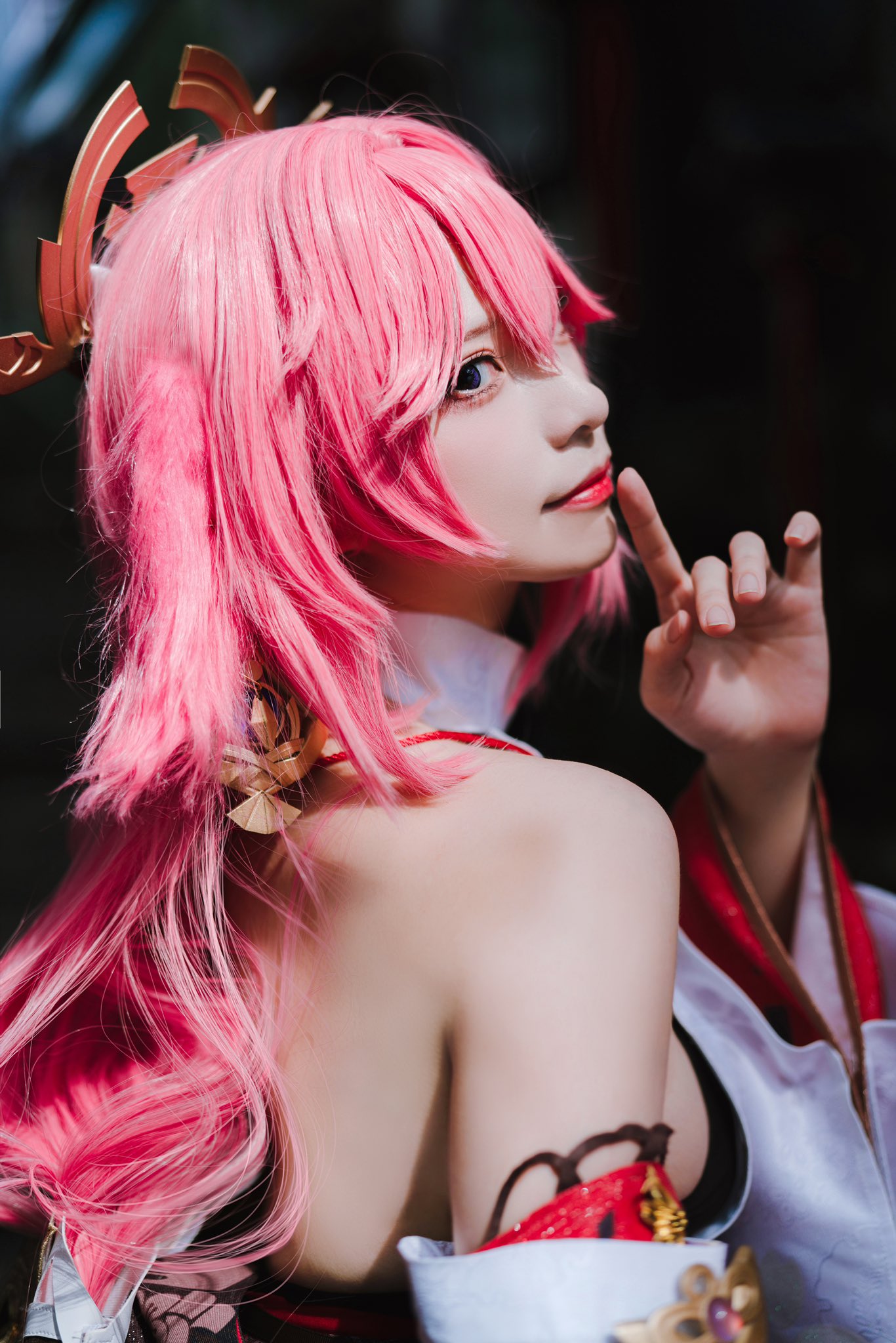 Yae Miko Cos with amazing scenery (Coser : 贤儿 Sherry 🇨🇳 ) Genshin Impact | HoYoLAB