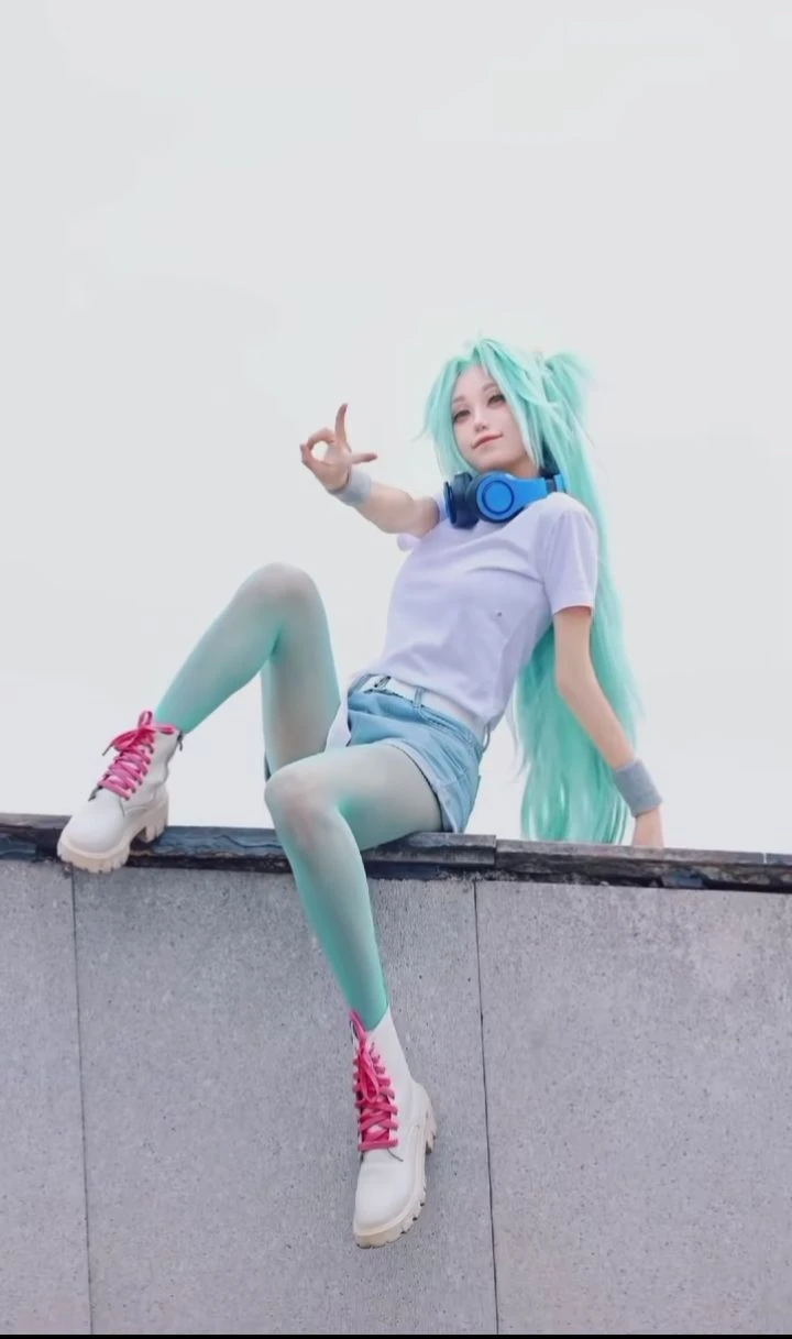 J'ai trouvé cette cosplayeuse qui cosplay Lucky Cyan c'est trop bien ...
