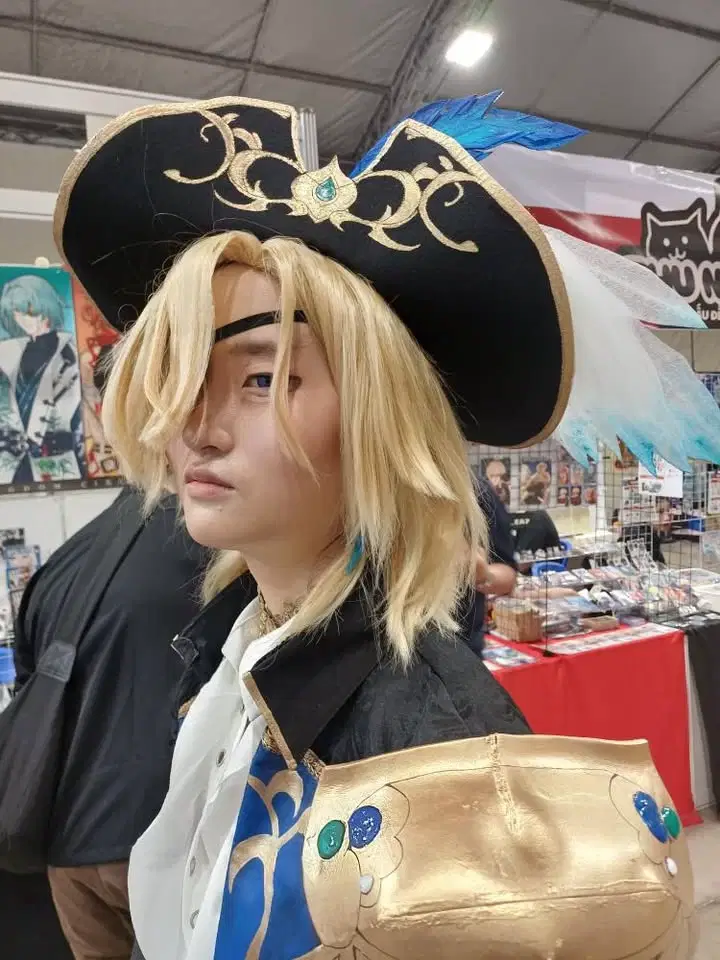 pirate cosplayer